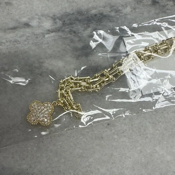 MX Signature Collection | Jewelry | Gold Necklace With Sparkling Flower ...